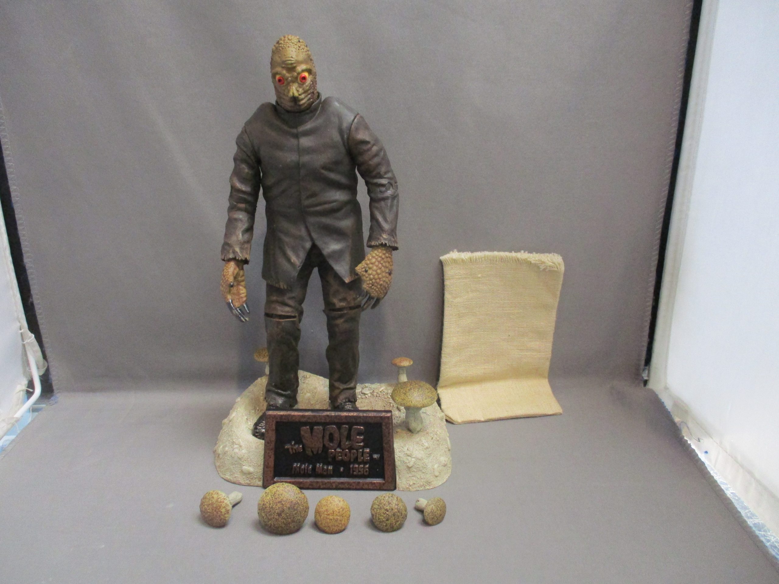 Sideshow Toys Universal Studios Monsters The Mole People Series 4 ...